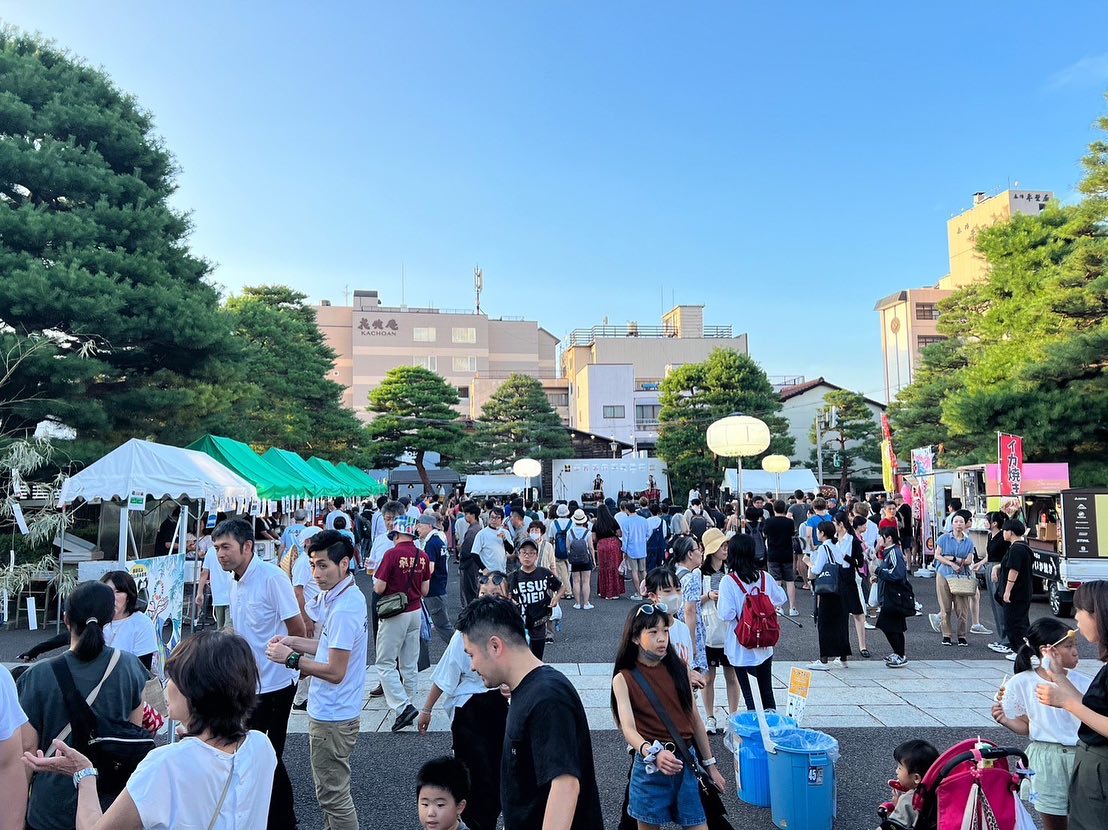 【2023年 高山YEG】陣屋前夜市の設営・運営協力をしました! – 高山商工会議所青年部会 高山YEG 公式ホームページ